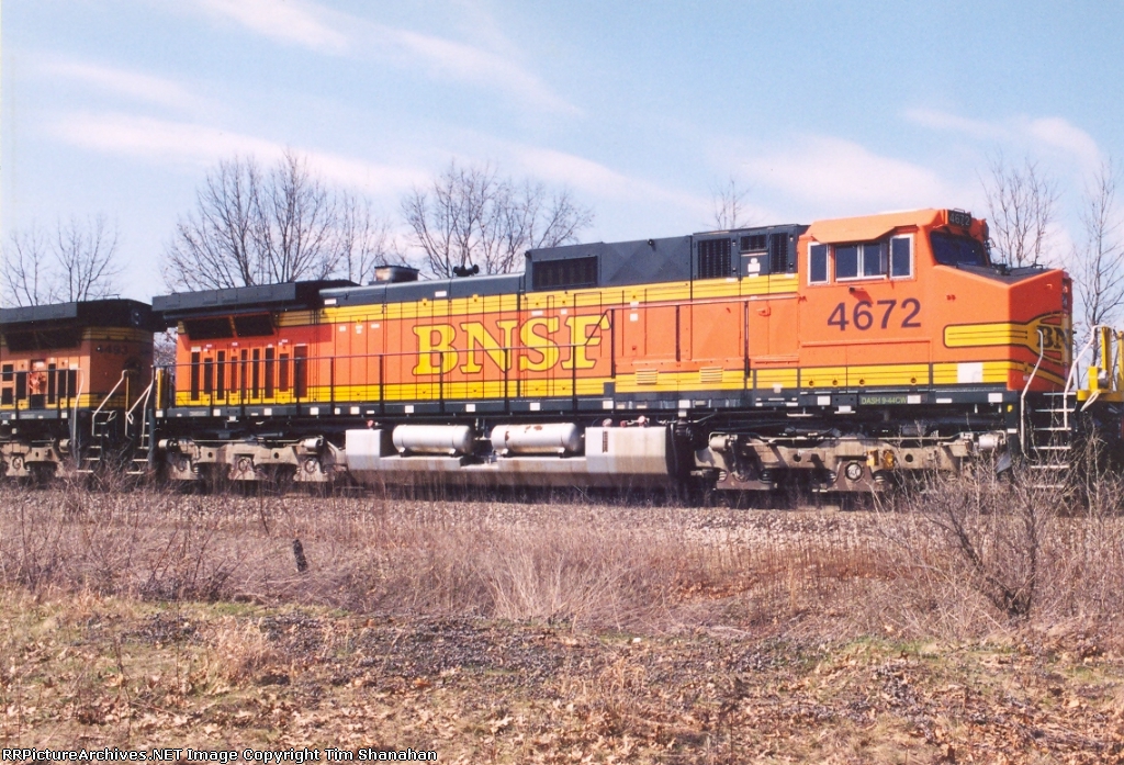 BNSF 4672 waiting for a green signal